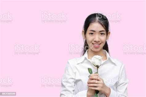 화이트 핑크 격리 된 배경에 장미 들고 매력적인 젊은 아시아 여자의 초상화 발렌타인 데이 개념입니다 결혼식에 대한 스톡 사진 및 기타 이미지 Istock