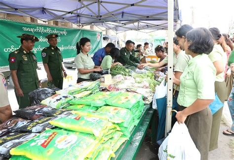 ရခိုင်ပြည်နယ် စစ်တွေမြို့ ရှိ မုန်တိုင်းဒဏ်သင့်ပြည်သူများအား ဆန်၊ ဆီ၊ ဆား၊ ကြက်ဥ၊ ဟင်းသီးဟင်းရွက