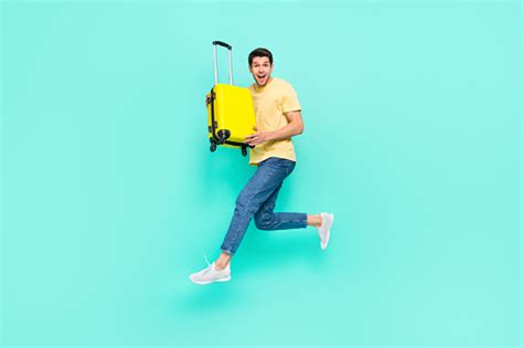 청록색 배경에 고립 된 기뻐하는 쾌활한 사람의 전체 길이 프로필 초상화 가방 보유 T 셔츠에 대한 스톡 사진 및 기타 이미지 T 셔츠 백인종 재미 Istock