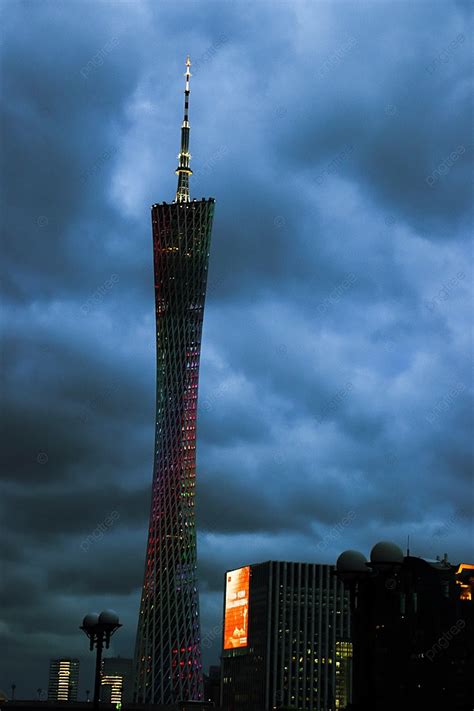 비오는 날 저녁에 광저우 타워 풍경 도시 랜드마크 배경 배경 화면 및 일러스트 무료 다운로드 Pngtree