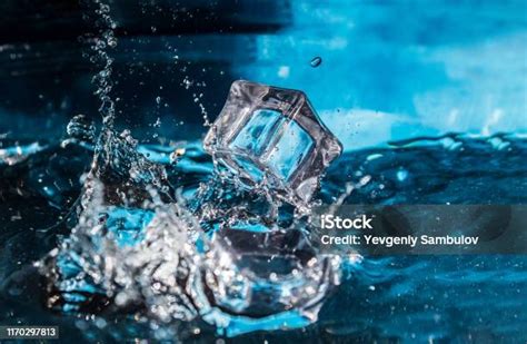 푸른 물에 떨어지는 얼음 조각 얼음 물의 튀김 떨어지는 얼음 조각에서 물이 튀어 나옵니다 0명에 대한 스톡 사진 및 기타 이미지 Istock
