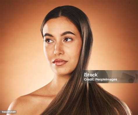 갈색 스튜디오 배경에서 얼굴 메이크업 또는 화장품 광고로 여성 스킨케어 뷰티 및 헤어 케어 샴푸 제품 모델의 마케팅 또는 얼굴 사진 셀프 케어 및 얼굴 화장품 또는 웰빙