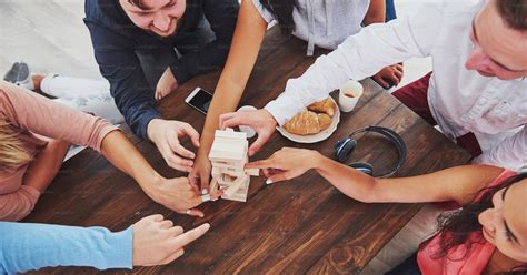 나무 테이블에 앉아 있는 친구들의 창의적인 사진 보드 게임을하는 동안 재미있게 지내는 친구들 사진 Unsplash의 우크라이나 이미지
