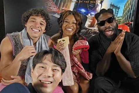 ญี่ปุ่น ธนัฐ บุกสิงคโปร์ร่วมงานเปิดตัวหนัง ทรานฟอร์เมอร์ กำเนิดจักรกลอสูร