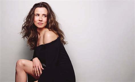 Download Free Elegant Linda Cardellini Posing In A Red Dress Wallpaper