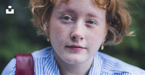 파란 셔츠를 입은 빨간 머리의 어린 소녀 사진 Unsplash의 무료 초상 이미지