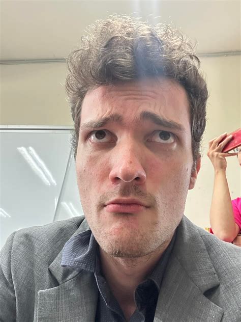 最近被人嗆說： 「滾回你國家 你就知道你多普通了！」 我只回：「謝謝你」 我內心感想只有： 「對啊 我本來就很普通啊！饒了我吧😂」