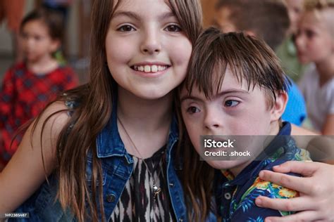 다운 증후군을 앓고있는 소녀와 소년이 서로의 팔에 유치원 기관에서 함께 시간을 보낸다 개발에 대한 스톡 사진 및 기타 이미지 개발 공예 교습 Istock