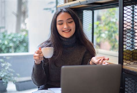 카페에서 커피를 마시며 컴퓨터로 일하는 젊은 아시아 여성 18 19세에 대한 스톡 사진 및 기타 이미지 18 19세 공부
