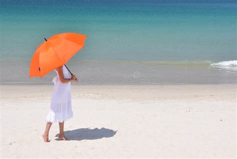 Девушка с зонтиком на песчаном пляже Стоковое Изображение изображение насчитывающей тайско