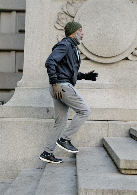 거리 건강한 생활 계단 남성 남자 내구력 달리는 사람 달리다 동기 부여 모자 물리적 인 성숙한 세로 수염 스니커즈 스포츠 스포츠맨 스포티한