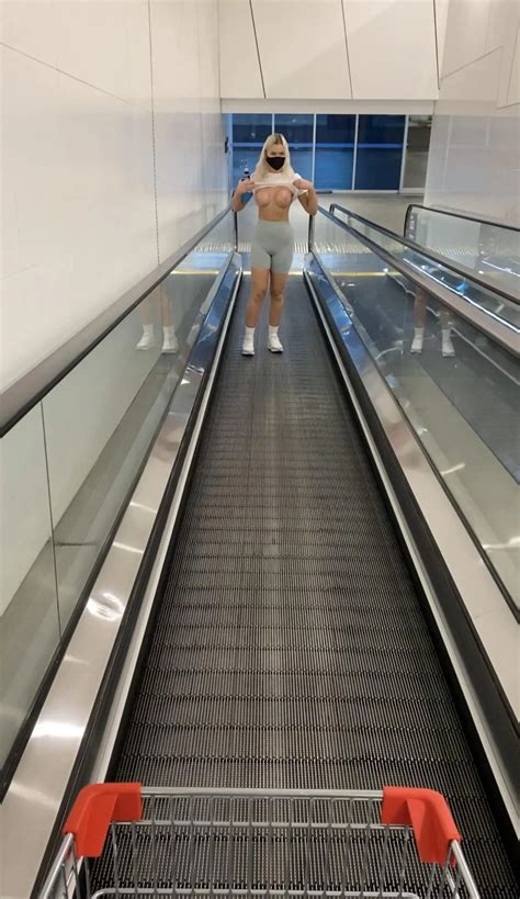 I Love Flashing In Public 😜 Scrolller