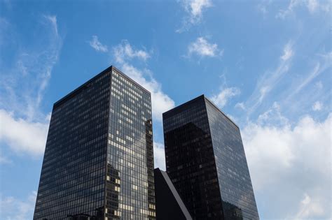 무료 이미지 구름 건축물 하늘 지평선 시티 마천루 도시 풍경 도심 낮 반사 경계표 정면 푸른 사무실 건물 탑 블록 본부 중심지 유리 외관