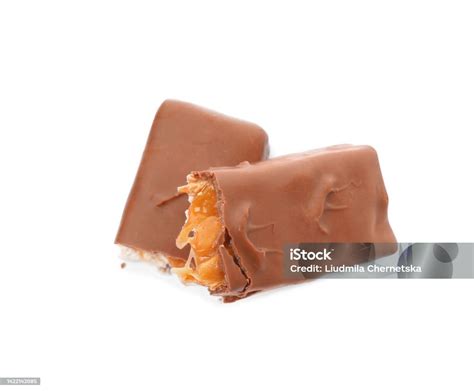 캐러멜 견과류 및 누가가 흰색에 고립 된 깨진 초콜릿 바 상단 전망 깨짐에 대한 스톡 사진 및 기타 이미지 깨짐 초콜릿 바 초콜릿 Istock