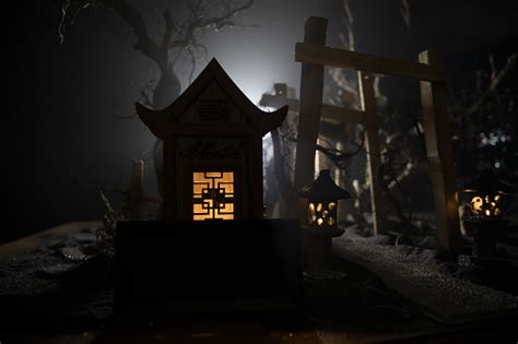 창조적 인 예술 작품 장식 밤에 추상적인 일본식 목조 터널 선택적 초점 0명에 대한 스톡 사진 및 기타 이미지 0명 건축 기둥 건축적 특징 Istock