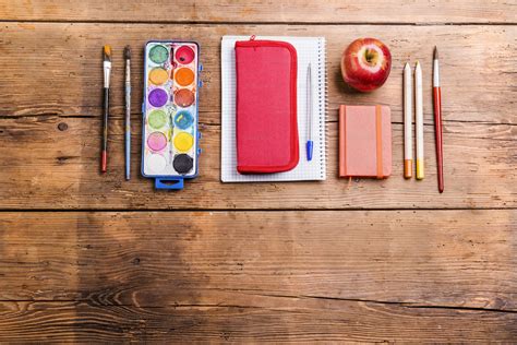 학용품이 있는 책상 나무 배경에 스튜디오를 촬영했습니다 사진 Unsplash의 필통 이미지