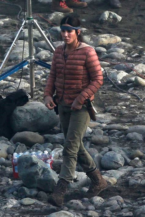 Sandra Bullock Filming Dramatic Scene For Bird Box 01 30 2018 • Celebmafia