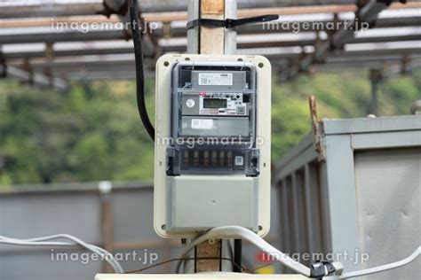 新型スマートメーターの開閉器付き 工事現場にある臨時電力のデジタルメーターの写真素材 217439382 イメージマート