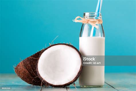 나무 배경 복사 공간 병에 채식주의 우유 비 유제품 코코넛 갈색에 대한 스톡 사진 및 기타 이미지 갈색 건강한 생활방식 건강한 식생활 Istock