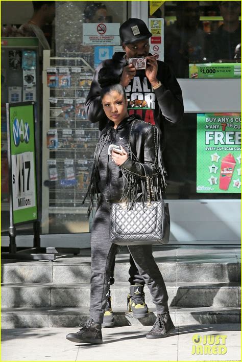 Nicki Minaj Meek Mill Share A Super Passionate Kiss At Her Show Photo 3440667 Nicki Minaj