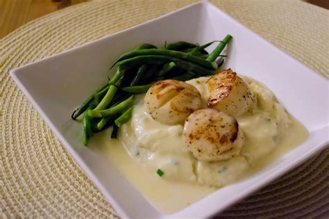 Seared Scallops With Beurre Blanc And Parsnip Puree Parsnip Puree Scallops Seared Parsnips