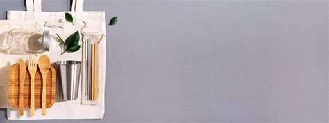 면 가방 유리 항아리 병 금속 컵 마시는 빨대 대나무 칼붙이 및 회색 배경에 상자 지속 가능한 라이프 스타일 제로 폐기물 플라스틱 무료 쇼핑 개념 배너 가방에 대한 스톡