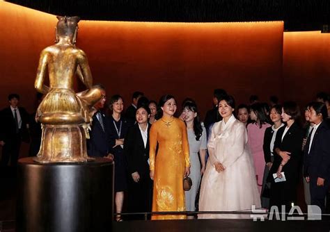 김혜경 여사 분홍빛 한복 입고 베트남 영부인과 박물관 친교 [뉴시스pic]