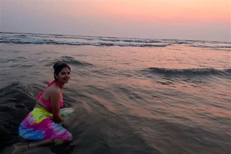 সমুদ্র সৈকত ভ্রমণের ছবি দিতেই কটাক্ষের মুখে মুধমিতা