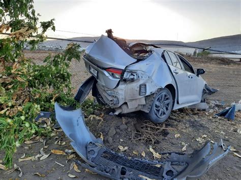 ¡automóvil Queda Destruido Joven Choca Contra árbol En Culiacán