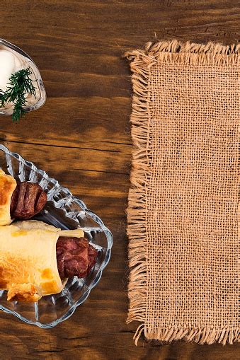 퍼프 페이스 트리에 소시지 오븐 리넨 옷감 냅킨 유리 육즙 보트 신선한 딜 나무 배경에 평면도의 무늬와 사 우 어 크림에 황금 갈색까지 구워진 다 갈색에 대한 스톡 사진 및