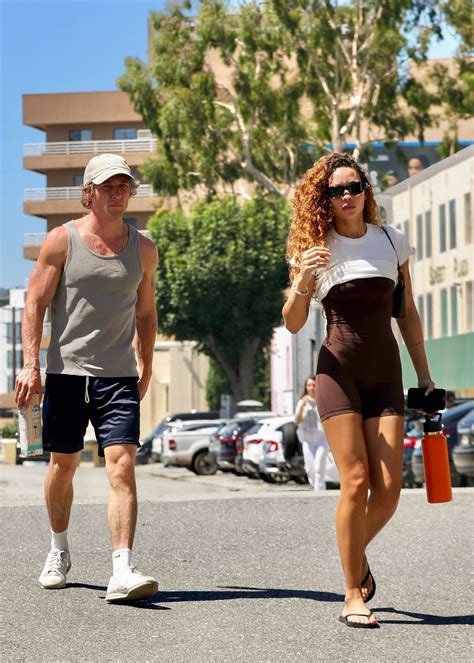 Shirtless Jeremy Allen White Takes Ashley Moore To Hot Pilates After Steamy Makeout Session