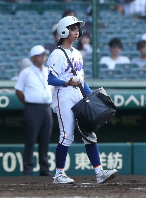 ＜宇部鴻城・花巻東＞ノックのサポートを行う宇部鴻城・岡野美和（撮影・亀井 直樹） スポニチ Sponichi Annex 野球