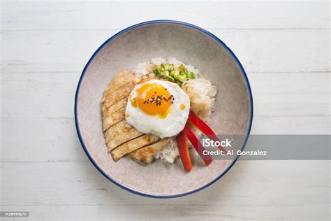 튀긴 계란 양파 고추 및 기타 야채와 함께 데리야키 치킨 돈부리 전형적인 일본 요리 굽기에 대한 스톡 사진 및 기타 이미지 굽기 깨 달걀 Istock