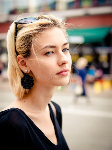 La Belle Jeune Fille Blonde Regarde L appareil photo Photo stock Image du visage rêver