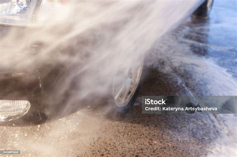 세차 클로즈업 고압 분무기를 사용하여 세차장에서 자동차를 씻는 사람의 클로즈업 0명에 대한 스톡 사진 및 기타 이미지 0명