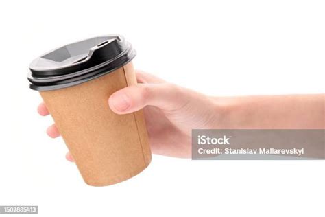 갈 커피 흰색 배경에 격리된 종이 커피 컵 여자 손에 종이 커피 컵입니다 흰색 배경에 격리된 커피 종이컵을 들고 있는 남성 손