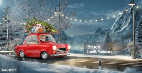 상단에 장식 된 크리스마스 트리와 귀여운 차에 산타 클로스는 멋진 시골 도로로 간다 크리스마스에 대한 스톡 사진 및 기타 이미지 크리스마스 차 산타 클로스 Istock