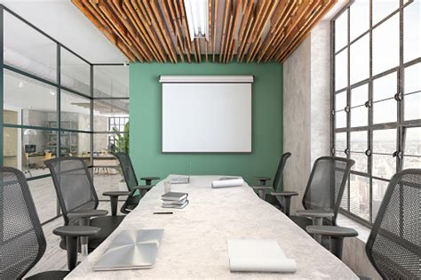 복사 공간을 위해 벽에 프로젝터 스크린이 있는 현대적인 회의실 내부 사무실에 대한 스톡 사진 및 기타 이미지 사무실 배경 주제 이사회실 Istock