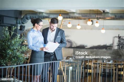 식당에서 회의에 비즈니스 대화를 나누는 비즈니스 연결 합니다 Thay는 감독 일 채권 서 2명에 대한 스톡 사진 및 기타 이미지 2명 30 39세 건축가 Istock