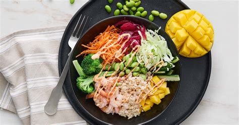 Poke Bowl Med Tigerräkor Ris Och Picklad Rödlök Recept