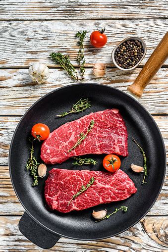 허브와 팬에 대리석 쇠고기 덴버 스테이크 유기농 육류 흰색 나무 배경 위쪽 보기 검은색에 대한 스톡 사진 및 기타 이미지 검은색 고기 날것 Istock