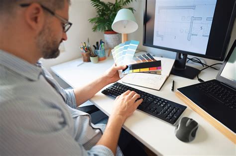 자신의 홈 오피스에서 새로운 프로젝트를 작업하는 동안 입력하고 색상 샘플을 들고 남자의 클로즈업 노트북에 대한 스톡 사진 및 기타 이미지 Istock