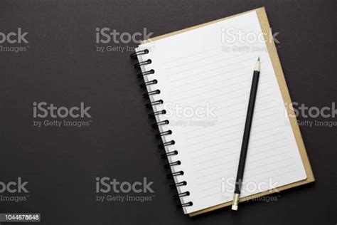 텍스트 정보에 대 한 빈 공간을 가진 검은 배경에 흰 종이 연필의 상위 뷰 0명에 대한 스톡 사진 및 기타 이미지 0명