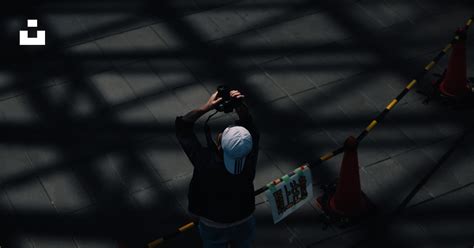 파란색과 흰색 긴팔 셔츠를 입은 남자가 파란색 데님을 입은 남자의 사진을 찍고 있습니다 사진 Unsplash의 무료 회색 이미지