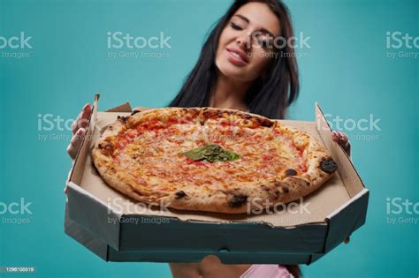 맛있는 신선한 피자와 상자를 들고 카메라에 보여주는 쾌활한 젊은 여자 피자에 집중하십시오 가냘픈에 대한 스톡 사진 및 기타 이미지 Istock