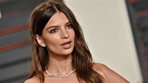 Brunette Emily Ratajkowski 4K Wallpaper Download