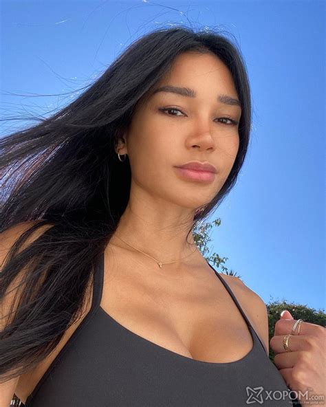 Би 45 настай ч 22 настай охинтойгоо үе тэнгийн юм шиг харагддаг Охиныхоо хамт давхар болзоонд