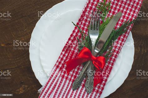 크리스마스 크리스마스 장식 전나무 분기와 어두운 나무 배경 테이블 포크와 나이프 세트입니다 0명에 대한 스톡 사진 및 기타 이미지 Istock