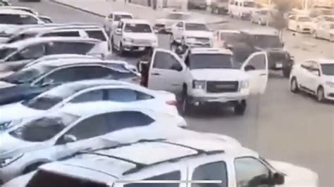 شاهد شجاعة مواطن تنقذ موقف سيارات من كارثة حريق في الرياض