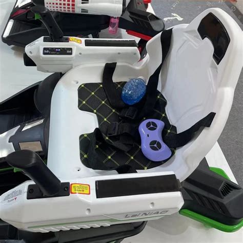 ماشین شارژی کارتینگ کنترلی 360 درجه با قابلیت پرتاب تیر ژله ای رنگ قرمز ماشین شارژی